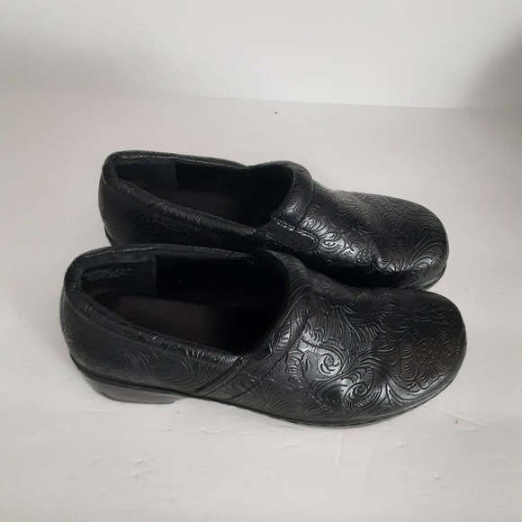 Yuu | Shoes | Yuu Bethanee Clog Sz 95 M Black Scroll Floral Vegan ...